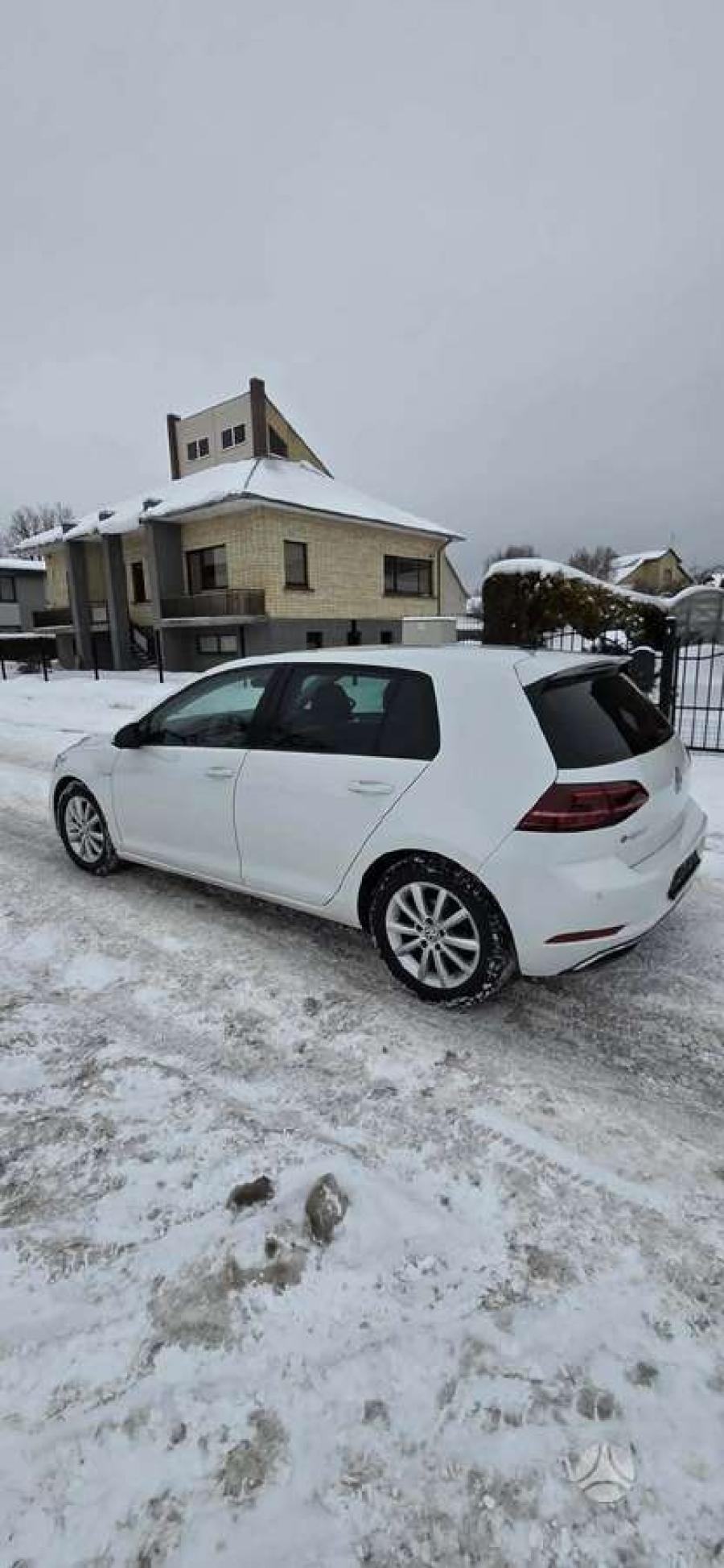 White Volkswagen Golf 2018 in Kaunas, with an engine capacity of 0.00 L and mileage of 148 thousand km for 9900 €, photo 14 on AUTOMOTO.COM.LV