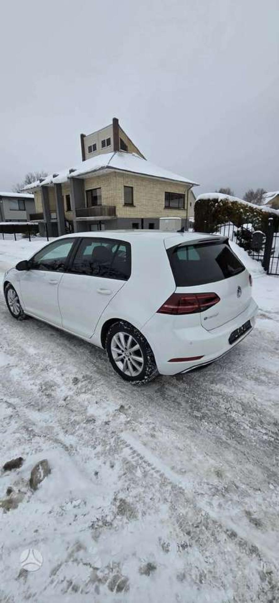 White Volkswagen Golf 2018 in Kaunas, with an engine capacity of 0.00 L and mileage of 148 thousand km for 9900 €, photo 15 on AUTOMOTO.COM.LV