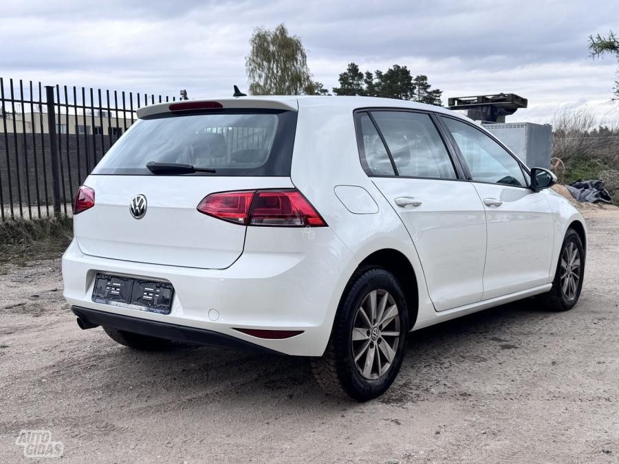 White Volkswagen Golf 2018 in Vilnius, with an engine capacity of 1.60 L and mileage of 208 thousand km for 6950 €, photo 9 on AUTOMOTO.COM.LV