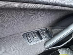 White Volkswagen Golf 2018 in Vilnius, with an engine capacity of 1.60 L and mileage of 208 thousand km for 6950 €, photo 18 on AUTOMOTO.COM.LV