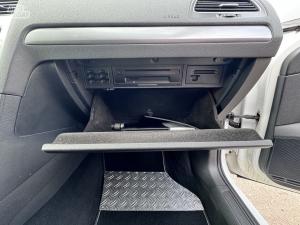 White Volkswagen Golf 2018 in Vilnius, with an engine capacity of 1.60 L and mileage of 208 thousand km for 6950 €, photo 26 on AUTOMOTO.COM.LV