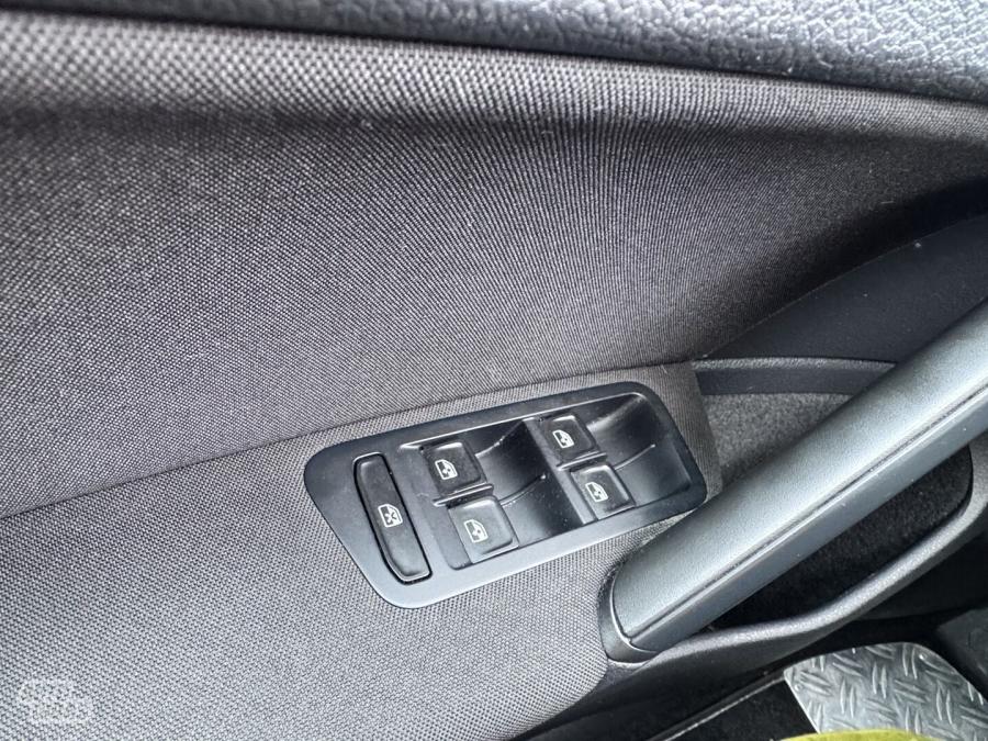 White Volkswagen Golf 2018 in Vilnius, with an engine capacity of 1.60 L and mileage of 208 thousand km for 6950 €, photo 18 on AUTOMOTO.COM.LV