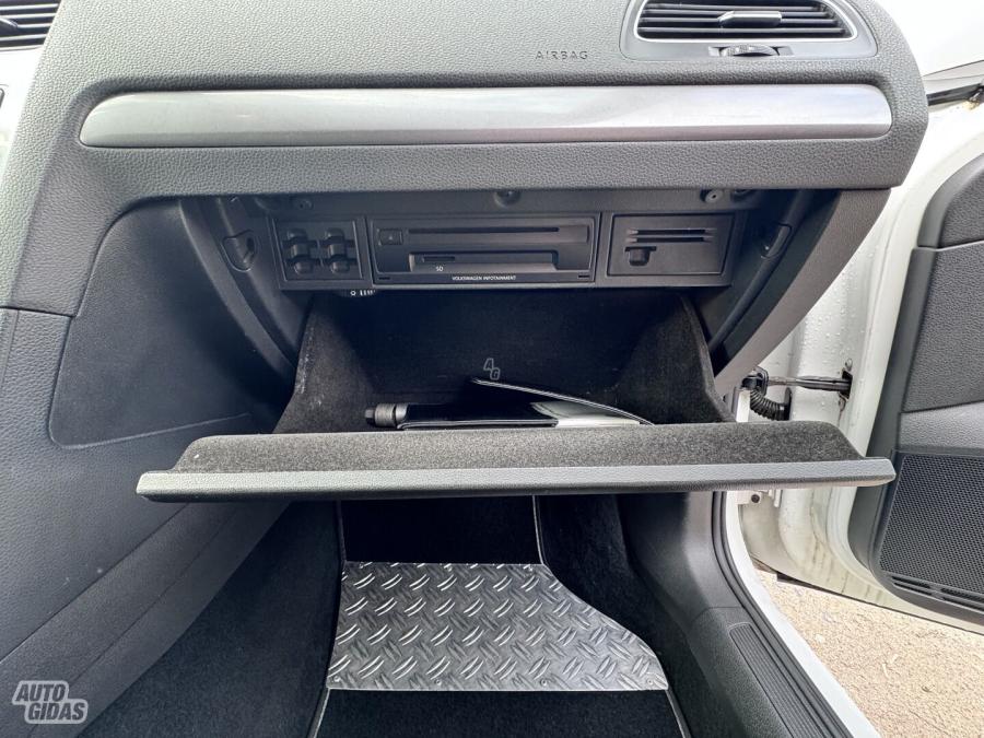 White Volkswagen Golf 2018 in Vilnius, with an engine capacity of 1.60 L and mileage of 208 thousand km for 6950 €, photo 26 on AUTOMOTO.COM.LV