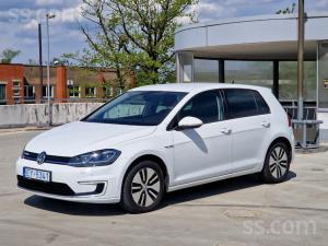 White Volkswagen Golf 2018 in Riga, with an engine capacity of 1.60 L and mileage of 168 thousand km for 10450 €, photo 4 on AUTOMOTO.COM.LV