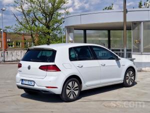 White Volkswagen Golf 2018 in Riga, with an engine capacity of 1.60 L and mileage of 168 thousand km for 10450 €, photo 5 on AUTOMOTO.COM.LV