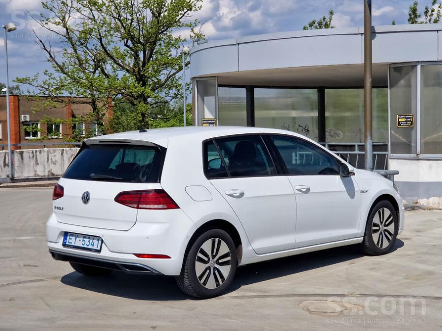 White Volkswagen Golf 2018 in Riga, with an engine capacity of 1.60 L and mileage of 168 thousand km for 10450 €, photo 5 on AUTOMOTO.COM.LV