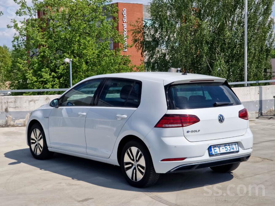 White Volkswagen Golf 2018 in Riga, with an engine capacity of 1.60 L and mileage of 168 thousand km for 10450 €, photo 7 on AUTOMOTO.COM.LV