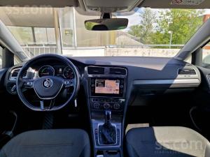 White Volkswagen Golf 2018 in Riga, with an engine capacity of 1.60 L and mileage of 168 thousand km for 10450 €, photo 8 on AUTOMOTO.COM.LV