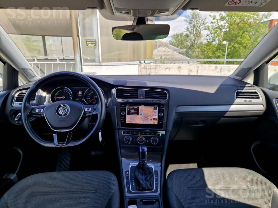 White Volkswagen Golf 2018 in Riga, with an engine capacity of 1.60 L and mileage of 168 thousand km for 10450 €, photo 8 on AUTOMOTO.COM.LV