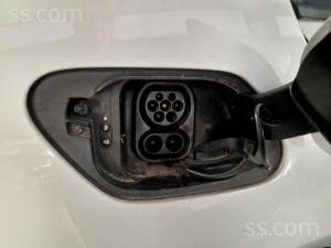 White Volkswagen Golf 2018 in Riga, with an engine capacity of 1.60 L and mileage of 168 thousand km for 10450 €, photo 16 on AUTOMOTO.COM.LV