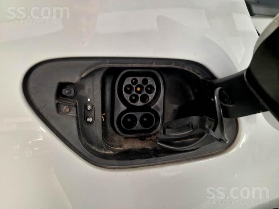 White Volkswagen Golf 2018 in Riga, with an engine capacity of 1.60 L and mileage of 168 thousand km for 10450 €, photo 16 on AUTOMOTO.COM.LV