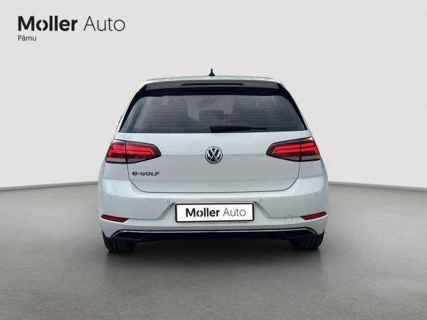 White Volkswagen Golf 2018 in Parnu, with an engine capacity of 0.10 L and mileage of 181 thousand km for 9950 €, photo 4 on AUTOMOTO.COM.LV