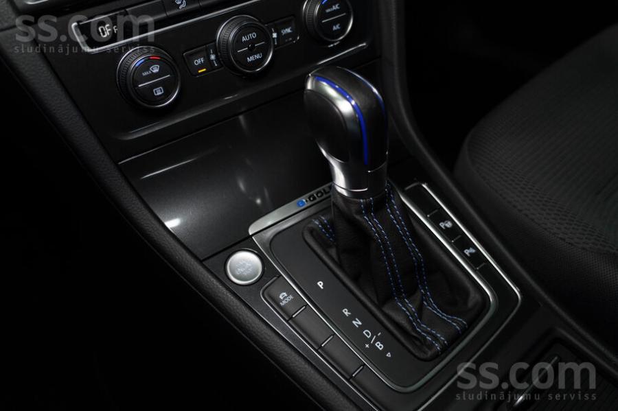Balts Volkswagen Golf 2018 Rīga, ar dzinēja tilpumu 1.40 L un nobraukumu 88 tūkst. km par 12900 €, foto 24 vietnē AUTOMOTO.COM.LV