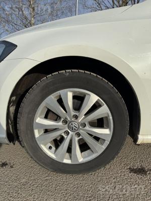White Volkswagen Golf 2018 in Cesis, with an engine capacity of 1.60 L and mileage of 267 thousand km for 7990 €, photo 9 on AUTOMOTO.COM.LV