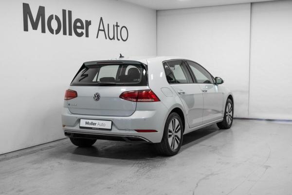 White Volkswagen Golf 2018 in Vilnius, with an engine capacity of 0.00 L and mileage of 81 thousand km for 12900 €, photo 5 on AUTOMOTO.COM.LV