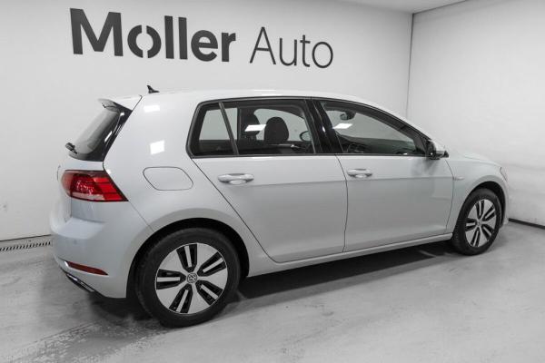 White Volkswagen Golf 2018 in Vilnius, with an engine capacity of 0.00 L and mileage of 81 thousand km for 12900 €, photo 6 on AUTOMOTO.COM.LV