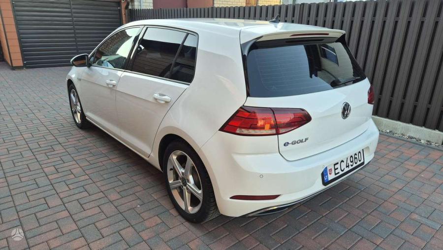 White Volkswagen Golf 2018 in Marijampole, with an engine capacity of 0.00 L and mileage of 210 thousand km for 9500 €, photo 5 on AUTOMOTO.COM.LV