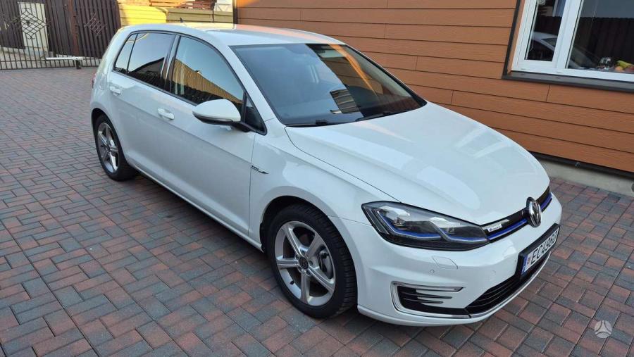 White Volkswagen Golf 2018 in Marijampole, with an engine capacity of 0.00 L and mileage of 210 thousand km for 9500 €, photo 9 on AUTOMOTO.COM.LV