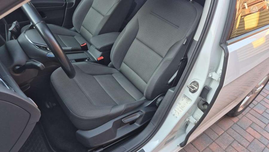 White Volkswagen Golf 2018 in Marijampole, with an engine capacity of 0.00 L and mileage of 210 thousand km for 9500 €, photo 18 on AUTOMOTO.COM.LV