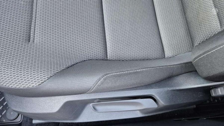 White Volkswagen Golf 2018 in Marijampole, with an engine capacity of 0.00 L and mileage of 210 thousand km for 9500 €, photo 19 on AUTOMOTO.COM.LV