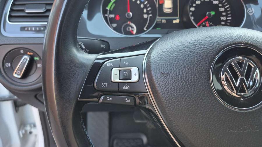 White Volkswagen Golf 2018 in Marijampole, with an engine capacity of 0.00 L and mileage of 210 thousand km for 9500 €, photo 30 on AUTOMOTO.COM.LV
