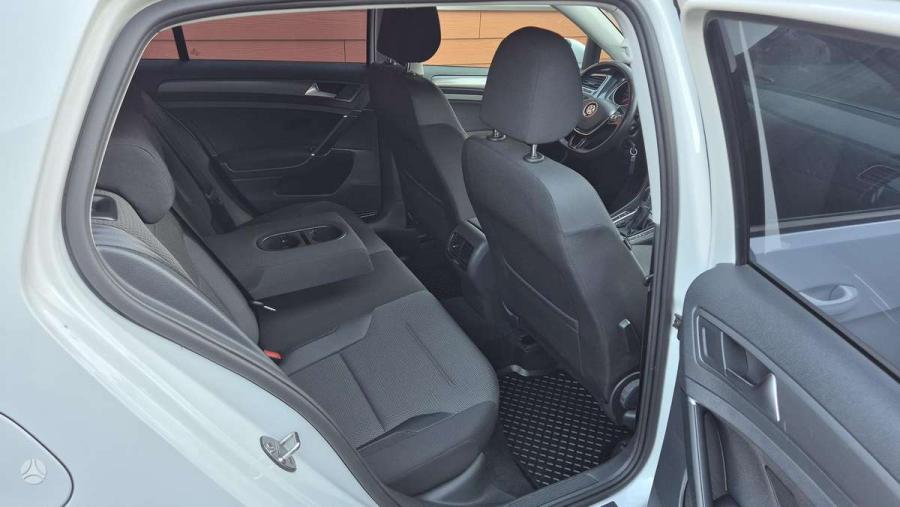 White Volkswagen Golf 2018 in Marijampole, with an engine capacity of 0.00 L and mileage of 210 thousand km for 9500 €, photo 40 on AUTOMOTO.COM.LV