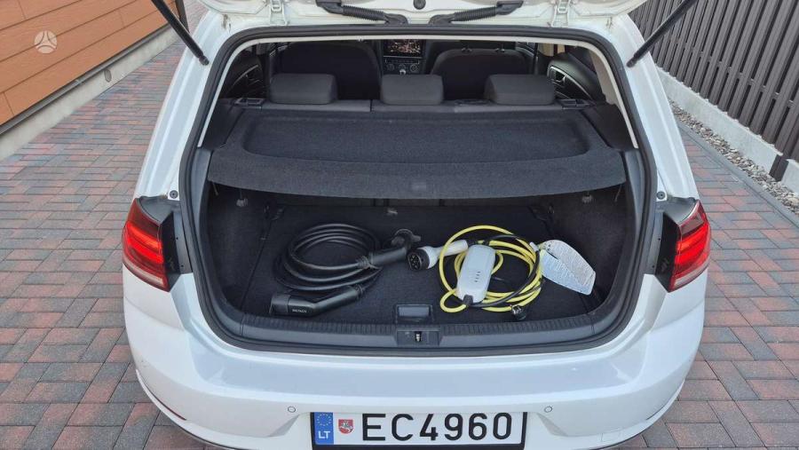 White Volkswagen Golf 2018 in Marijampole, with an engine capacity of 0.00 L and mileage of 210 thousand km for 9500 €, photo 42 on AUTOMOTO.COM.LV