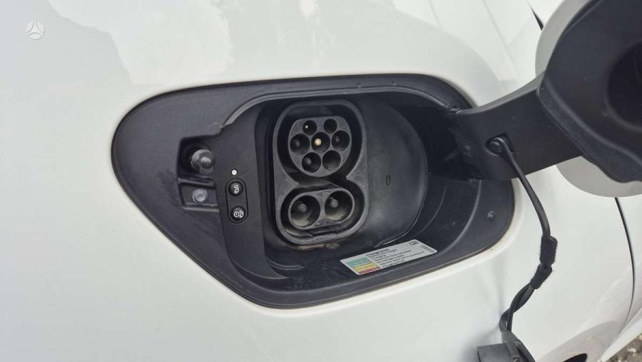 White Volkswagen Golf 2018 in Marijampole, with an engine capacity of 0.00 L and mileage of 210 thousand km for 9500 €, photo 43 on AUTOMOTO.COM.LV