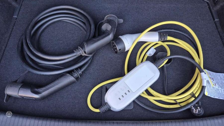 White Volkswagen Golf 2018 in Marijampole, with an engine capacity of 0.00 L and mileage of 210 thousand km for 9500 €, photo 46 on AUTOMOTO.COM.LV