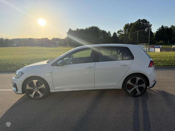 White Volkswagen Golf 2018 in Prienai, with an engine capacity of 1.98 L and mileage of 101 thousand km for 12850 €, photo 3 on AUTOMOTO.COM.LV
