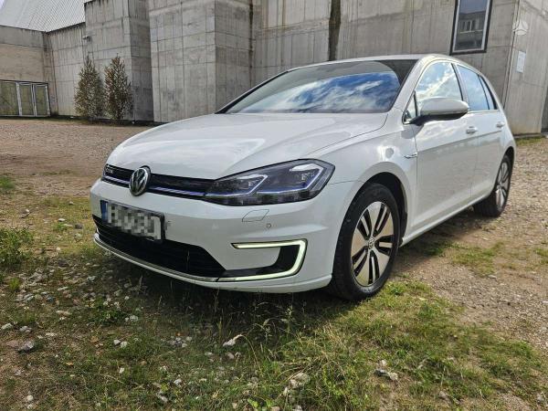 White Volkswagen Golf 2018 in Vilnius, with an engine capacity of 0.00 L and mileage of 69 thousand km for 12600 €, photo 3 on AUTOMOTO.COM.LV