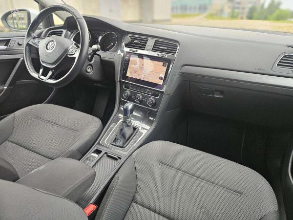 White Volkswagen Golf 2018 in Vilnius, with an engine capacity of 0.00 L and mileage of 69 thousand km for 12600 €, photo 8 on AUTOMOTO.COM.LV