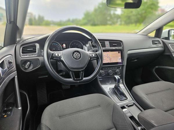 White Volkswagen Golf 2018 in Vilnius, with an engine capacity of 0.00 L and mileage of 69 thousand km for 12600 €, photo 10 on AUTOMOTO.COM.LV