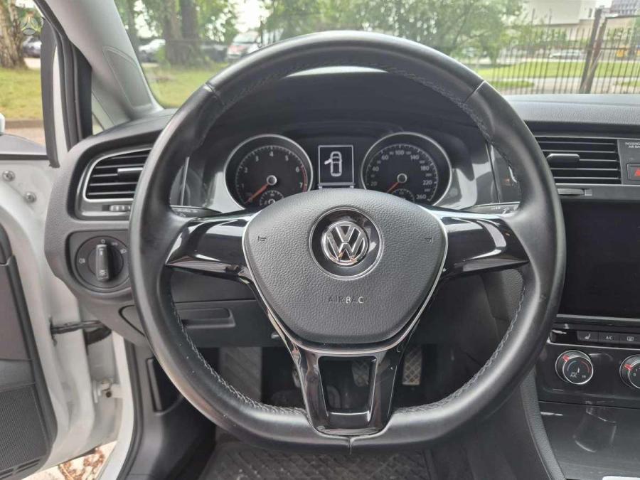 White Volkswagen Golf 2019 in Vilnius, with an engine capacity of 1.00 L and mileage of 160 thousand km for 7900 €, photo 9 on AUTOMOTO.COM.LV