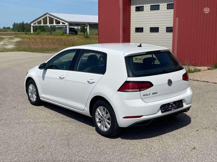 White Volkswagen Golf 2019 in Vilnius, with an engine capacity of 1.60 L and mileage of 171 thousand km for 8500 €, photo 5 on AUTOMOTO.COM.LV