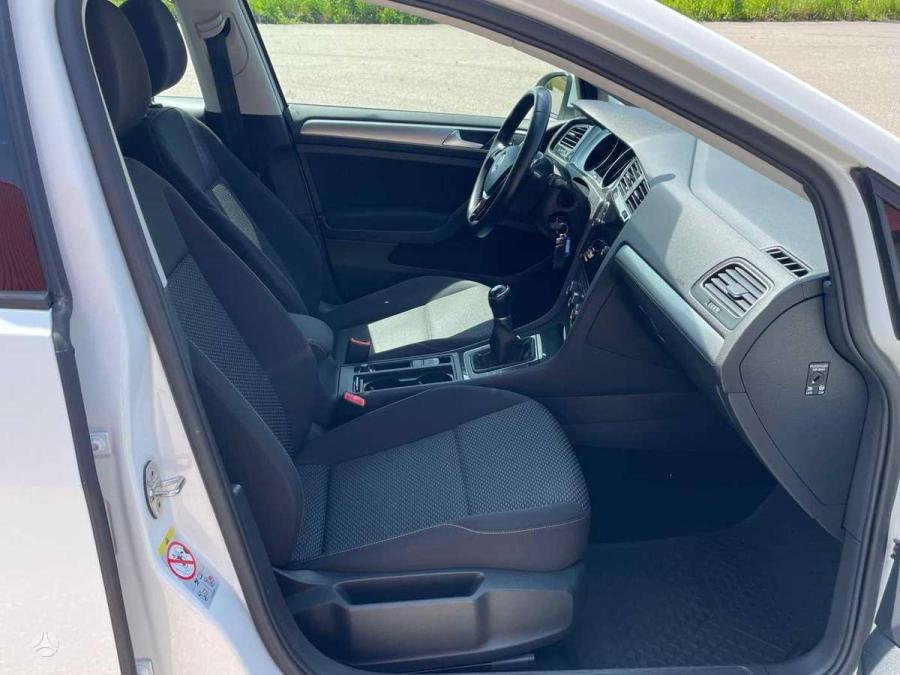 White Volkswagen Golf 2019 in Vilnius, with an engine capacity of 1.60 L and mileage of 171 thousand km for 8500 €, photo 7 on AUTOMOTO.COM.LV