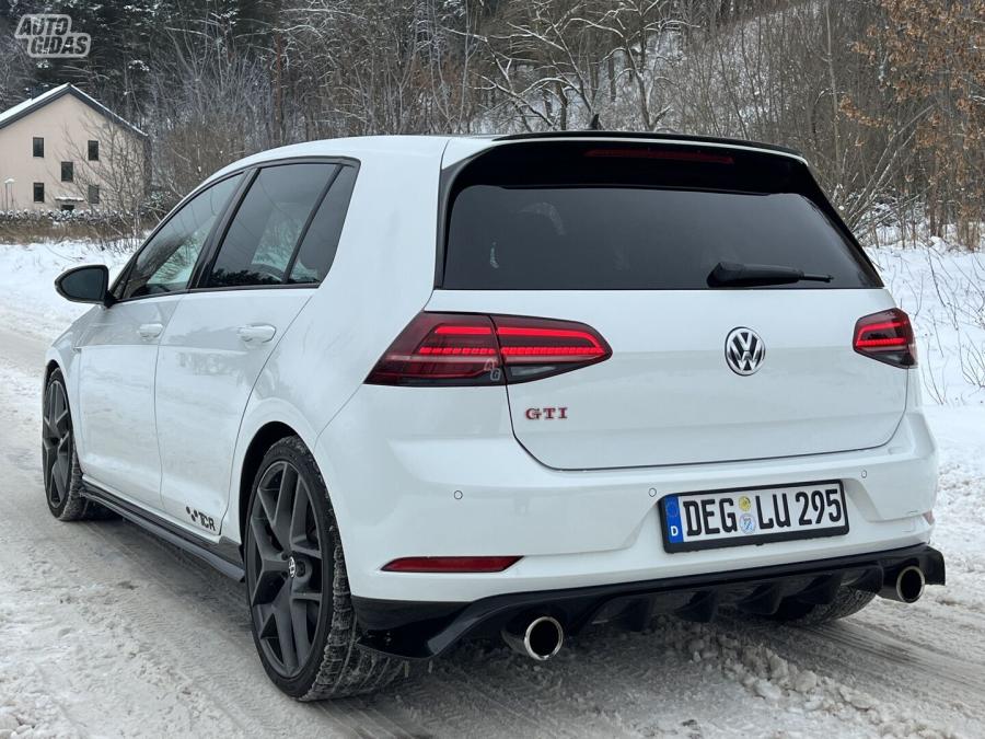 White Volkswagen Golf 2019 in Vilnius, with an engine capacity of 2.00 L and mileage of 65 thousand km for 26000 €, photo 4 on AUTOMOTO.COM.LV