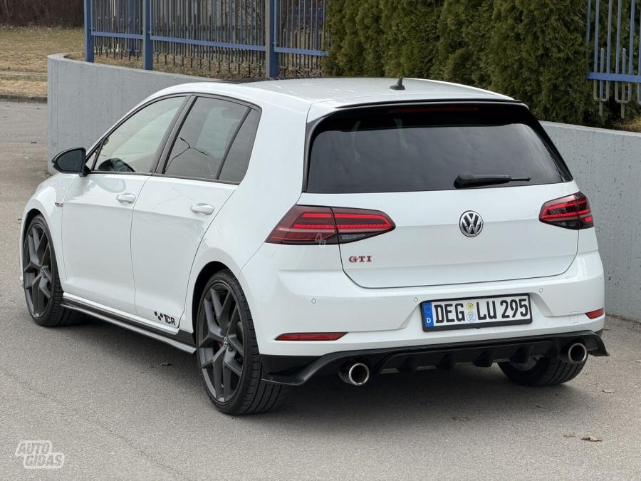 White Volkswagen Golf 2019 in Vilnius, with an engine capacity of 2.00 L and mileage of 65 thousand km for 25000 €, photo 3 on AUTOMOTO.COM.LV