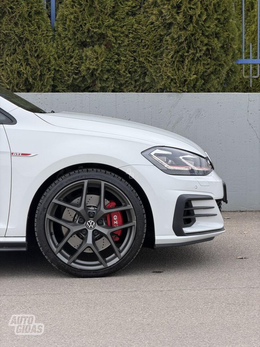White Volkswagen Golf 2019 in Vilnius, with an engine capacity of 2.00 L and mileage of 65 thousand km for 25000 €, photo 13 on AUTOMOTO.COM.LV