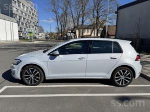 White Volkswagen Golf 2019 in Riga, with an engine capacity of 1.60 L and mileage of 88 thousand km for 11000 €, photo 4 on AUTOMOTO.COM.LV