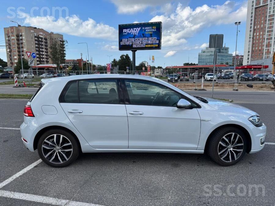 White Volkswagen Golf 2019 in Riga, with an engine capacity of 1.60 L and mileage of 88 thousand km for 11000 €, photo 8 on AUTOMOTO.COM.LV