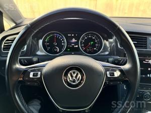 White Volkswagen Golf 2019 in Riga, with an engine capacity of 1.60 L and mileage of 88 thousand km for 11000 €, photo 10 on AUTOMOTO.COM.LV