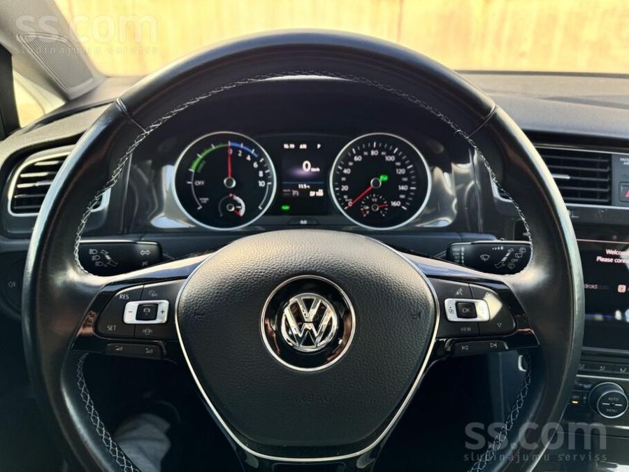 White Volkswagen Golf 2019 in Riga, with an engine capacity of 1.60 L and mileage of 88 thousand km for 11000 €, photo 10 on AUTOMOTO.COM.LV