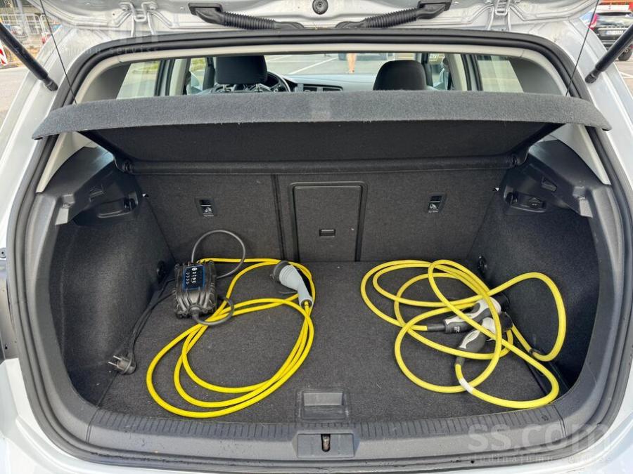 White Volkswagen Golf 2019 in Riga, with an engine capacity of 1.60 L and mileage of 88 thousand km for 11000 €, photo 13 on AUTOMOTO.COM.LV