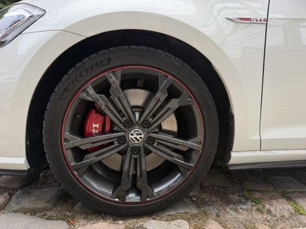White Volkswagen Golf 2019 in Riga, with an engine capacity of 2.00 L and mileage of 99 thousand km for 22000 €, photo 6 on AUTOMOTO.COM.LV