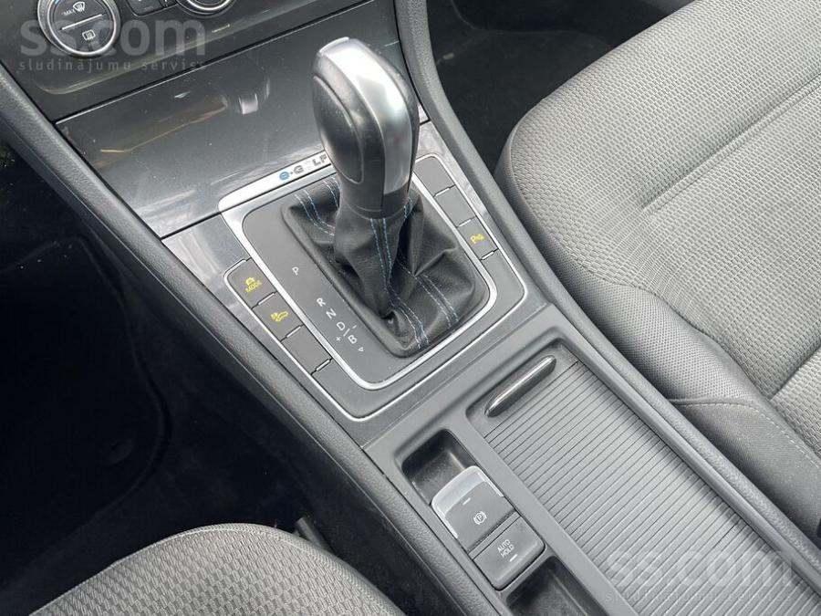 Balts Volkswagen Golf 2019 Rīga, ar dzinēja tilpumu 1.60 L un nobraukumu 136 tūkst. km par 12990 €, foto 26 vietnē AUTOMOTO.COM.LV