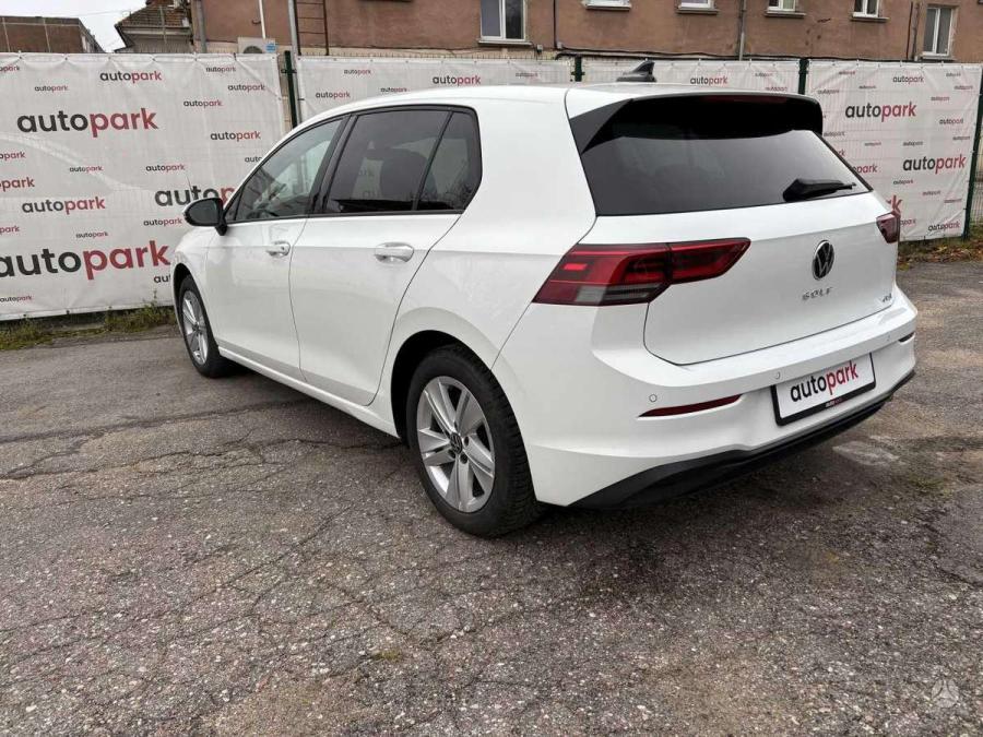 White Volkswagen Golf 2020 in Klaipeda, with an engine capacity of 1.00 L and mileage of 100 thousand km for 15500 €, photo 3 on AUTOMOTO.COM.LV