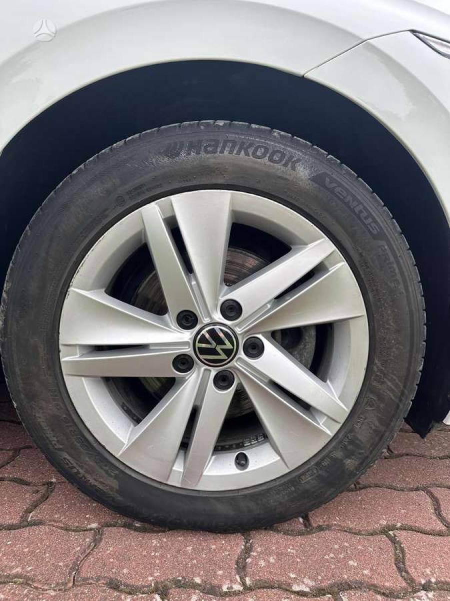 White Volkswagen Golf 2020 in Panevezys, with an engine capacity of 1.50 L and mileage of 163 thousand km for 16500 €, photo 5 on AUTOMOTO.COM.LV