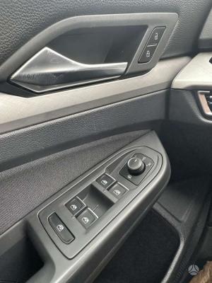 White Volkswagen Golf 2020 in Panevezys, with an engine capacity of 1.50 L and mileage of 163 thousand km for 16500 €, photo 17 on AUTOMOTO.COM.LV