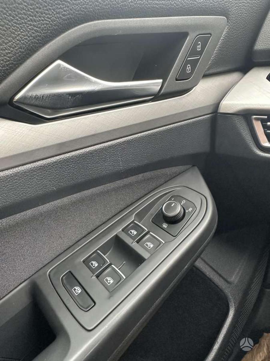 White Volkswagen Golf 2020 in Panevezys, with an engine capacity of 1.50 L and mileage of 163 thousand km for 16500 €, photo 17 on AUTOMOTO.COM.LV